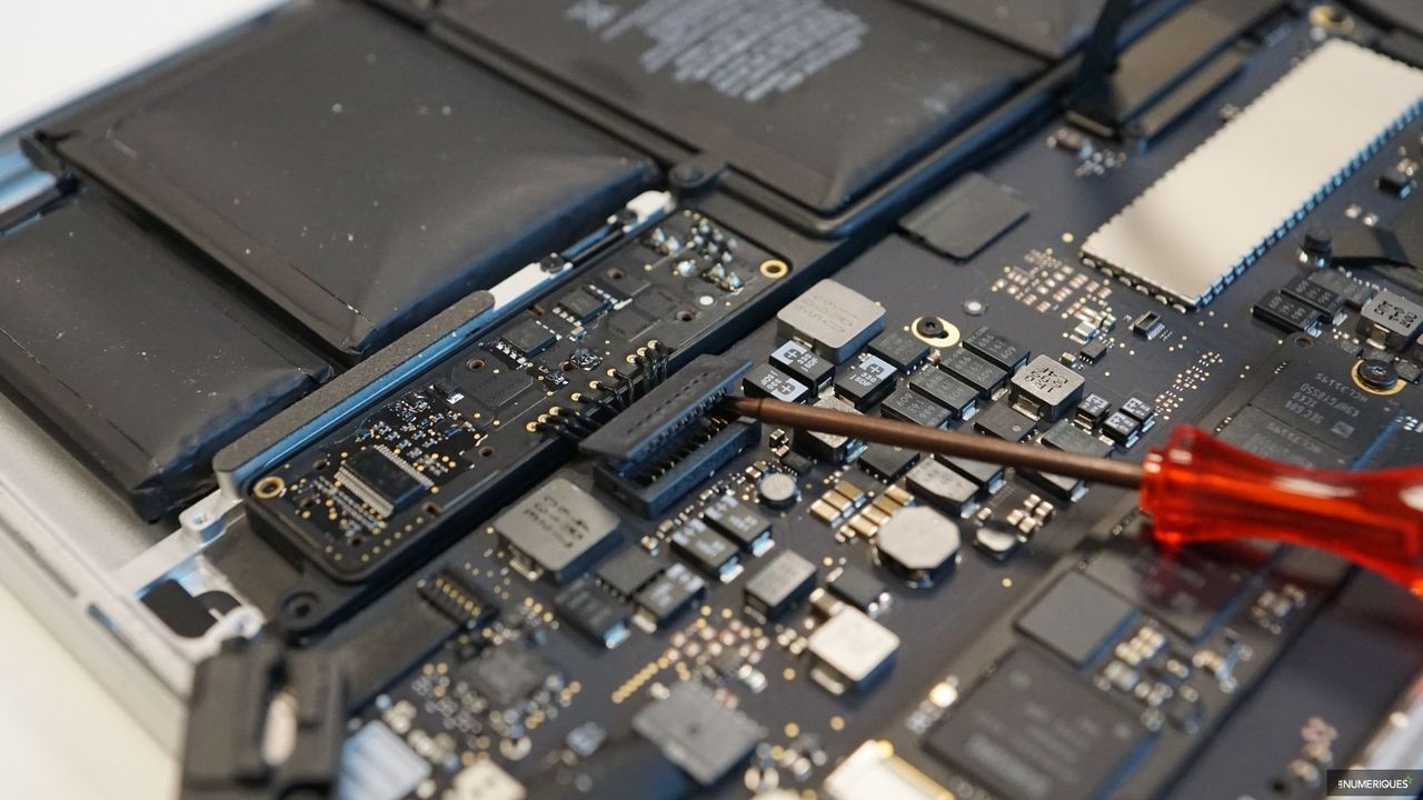 Apple Macbook Pro Battery Replacement at Home | Geekscallout.co.uk