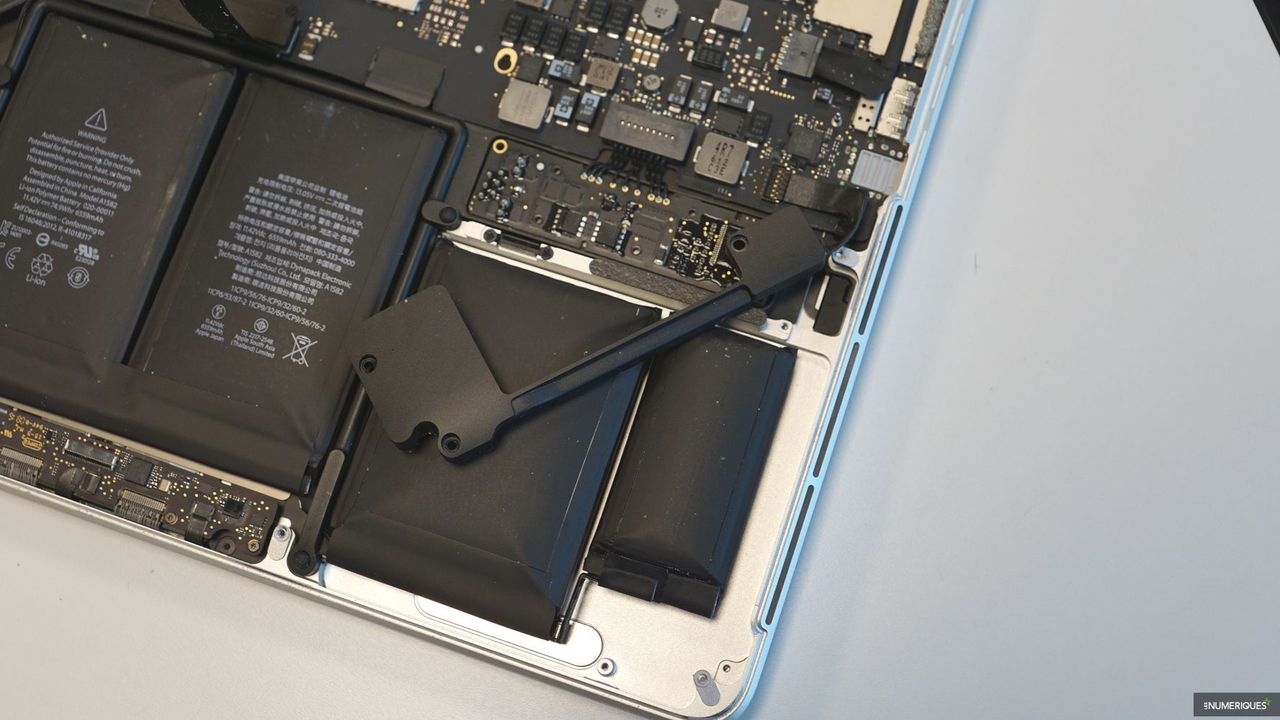 Apple Macbook Pro Battery Replacement at Home | Geekscallout.co.uk
